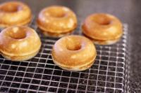 China Manual Feeder 300pcs/H Commercial Donut Making Machine for sale