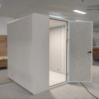 China 35dB Sound Insulation Soundproof Booth with 7-Layer Acoustic Structure and 3-Color LED Lighting Meeting Pod for sale