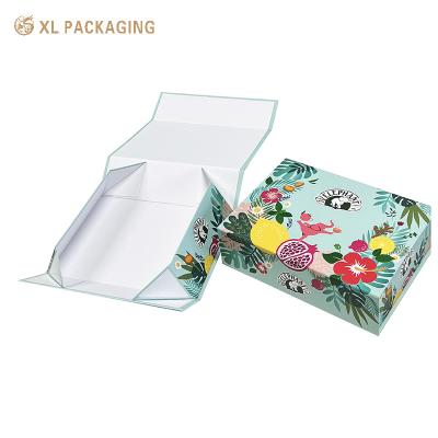 China Customizable Eco-friendly Foldable Magnetic Closure Gift Box with Gold Foil for Luxury Packaging for sale