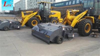 China wheel loader pick-up sweeper,wheel loader sweeepr broom with water tank skid steer sweeper for sale