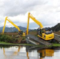 China Amphibious Excavator Long Reach 14M , 320 Long Boom Arm Digging The River for sale
