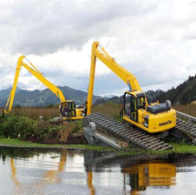 China Amphibious Excavator Long Reach 14M , 320 Long Boom Arm Digging The River for sale