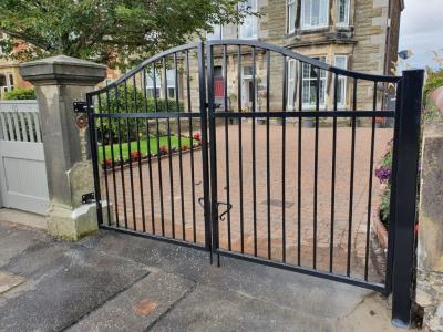 China Home Garden Powder Coated Top Spear Metal Tubular Black Wrought Iron Fence for sale