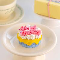 China Sandalwood Cake Shape Candle Rose Tuberose Gardenia Floral Fragrance Candle for sale