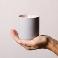 China Amber Cedar Ceramic Scented Candle 35 Hours Champagne Scented Candle for sale