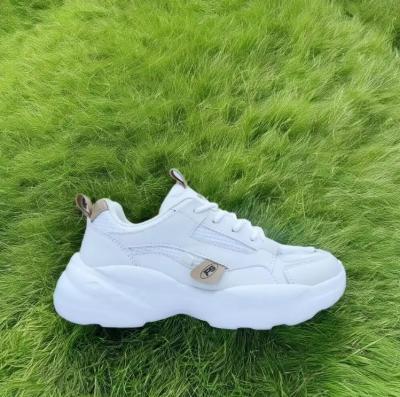 China Women's Custom Sneakers for Outdoor Daily Wear Light Weight Anti-Slippery Cushioning Insole Size 35-41 for sale
