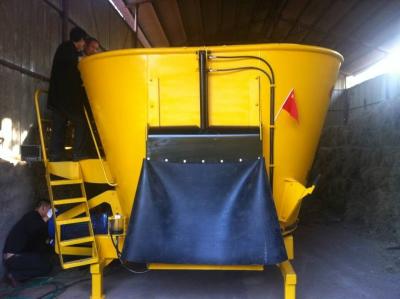 China Dairy Farm 4m Cub Small Vertical TMR Mixer For Sheep for sale
