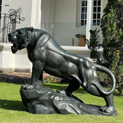 China Bronze Roaring Tiger Statue Brass Copper Animals Sculpture Life Size Metal Outdoor Garden for sale