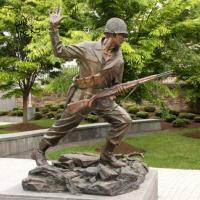 China Brass Bronze Life Size Warrior Statue Metal Casting Assault Combatant Sculpture Outdoor Decoration for sale