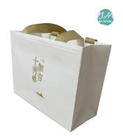 China Custom Kraft Paper Shopping Bags 28x20x10 cm Eco Friendly Recyclable with Handles for sale