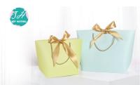 China Custom 100gsm Die Cut Paper Carrier Bags with Pantone Color Printing for sale