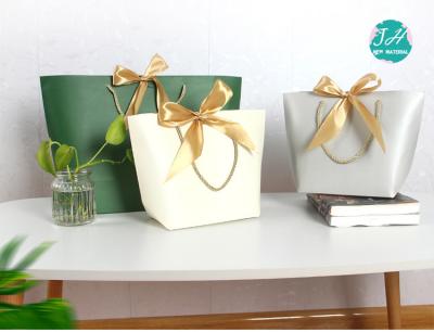 China Custom 100gsm Die Cut Paper Carrier Bags with Pantone Color Printing for sale
