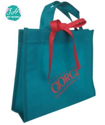 China Custom 25x30cm Flexo Printed Christmas Gift Bags Laminated Non Woven Fabric for sale