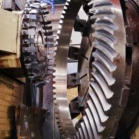 China 30 Module Large Size Gleason System Gear Grinding Spiral Bevel Gears with 58-62 HRC Hardness and ISO 6 Grade Precision for sale