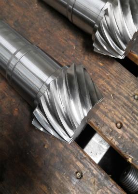 China 6.5 Module Gleason Type Spiral Bevel Gear Grinding Transmission Pinion Shaft 16T 503mm Length for sale