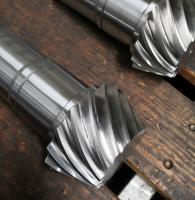 China High-Precision Right Hand Spiral Bevel Gear Shaft 6.5 Module 503mm Length with 58-62 HRC Hardness for sale