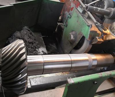 China ISO 6 Grade Carburizing Heat Treatment Spiral Bevel Gear Shaft Module 6 21 Teeth for sale