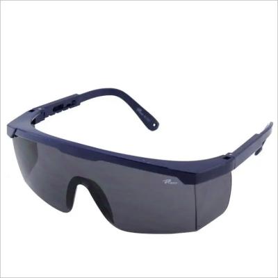 China ANSI Z87.1 Certified Safety Welding Glasses with Anti-Fog Anti-Scratch Protection and Side Shields for sale