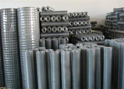 China 4x4 Galvanized Welded Iron Wire Material and Fence Mesh Application Game Wire Fence for sale