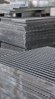 China 30×3mm Hot Dip Galvanizing Serrated Steel Bar Grating for Anti-Slip Walkway & Stair Tread for sale