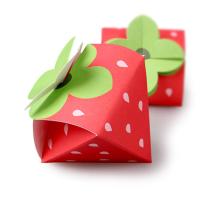 China Custom Strawberry Shaped Paper Candy Box Packaging with Logo Printing 190gsm for sale