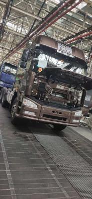 China FAW Jiefang J6P Series Tractor Trailer Truck Coffee Gold Color 600L Fuel Tank for sale