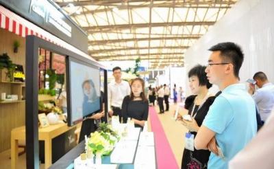 China Intelligent Museum Exhibition Display Cases Customized Size Integrating Video Advertising for sale