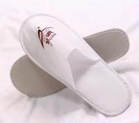 China Cheap disposable hotel slippers with Customized logo for sale
