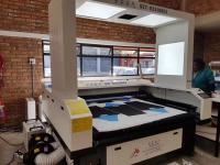 China Sublimation Sportwear Laser Cloth Cutting Machine Precision Cutting Without Hair Brim for sale