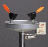 China Bohua BH32-1011 Anti-Corrosion Vertical Eyewash Station 304 Stainless Steel 11.4 L/min for sale