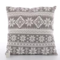 China Snowflake Fleece Travel Pillow Fade Resistant Polyester Fleece Blanket Set for sale