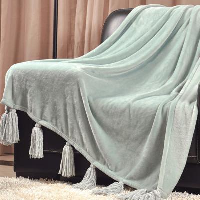 China Solid Microfiber Fleece Bed Blanket Queen Size Winter Lightweight Bed Blankets for sale