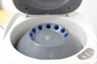 China DLAB DM0412P Clinic Centrifuge 300-4500 RPM with PRP/PRF/CGF Programs for Laboratory Use for sale