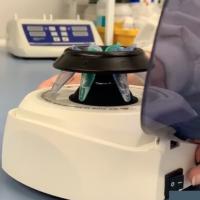 China DM1008 Mini Centrifuge 7000rpm Fixed Speed with 2680×g RCF for PCR and Microfiltration for sale