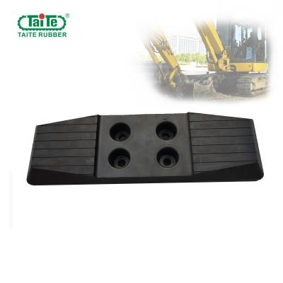 China Komatsu Excavator Rubber Pads 450mm Width Less Damage To The Ground Surface for sale