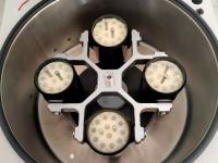China 5500RPM Swing Out Rotor Medical Centrifuge Machine Benchtop 2000ml for sale