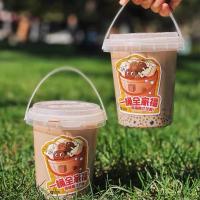 China 1000ml Disposable PP Plastic Fruit Tea Bucket Cup with Handle Large Capacity Boba Milk Tea Tub for sale