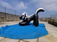 China Custom Cartoon Animal PVC Inflatable Skunk 2m Long for Party Promotion for sale