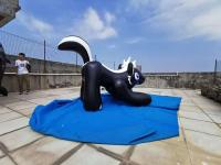 China Custom Cartoon Animal PVC Inflatable Skunk 2m Long for Party Promotion for sale