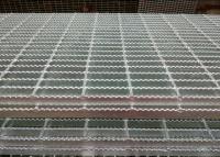 China Hot Dipped Serrated Bar Steel Grating 101.6mm Cross Pitch Rain Water Drain Grill for sale