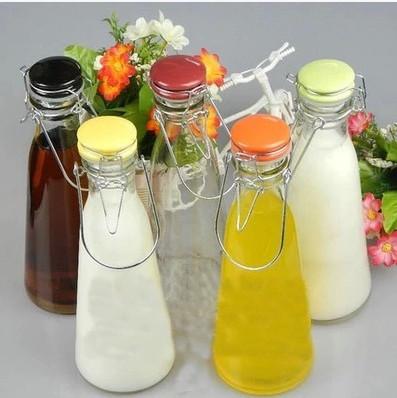 China 500ml 1000ml Glass Beverage Bottle with Handle and Ceramic Cap for Milk Juice for sale