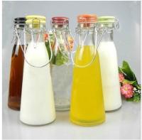 China 500ml 1000ml Glass Beverage Bottle with Handle and Ceramic Cap for Milk Juice for sale