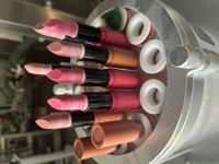 China Automatic sprinkle beautiful gold powder machine for lipstick for sale