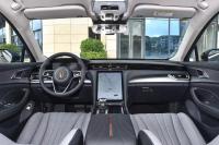 China Chinese Mid to Large Sized Sedan HongQi H5 with 4.1-6L Engine Capacity and High Demand for sale