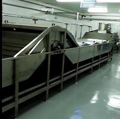 China Chain Plate Water Bath Type Pasteurizing Tunnel Production Capacity And Dimensions Customized As Per Canned Juice Requirements for sale