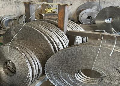 China Anti Rust Galvanized Concertina Razor Barbed Wire Security Fencing for sale