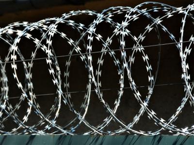 China Stainless Steel Anti-Rust High Security Razor Blade Use Concertina Razor Wire for sale