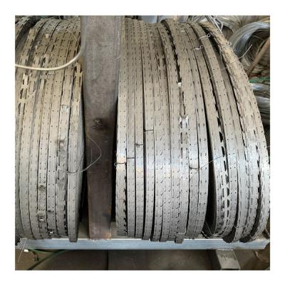 China 2.5mm Diameter Galvanized Razor Barbed Wire Fence Security Welded Steel Mesh with Barbs for sale