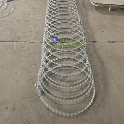 China Factory Wholesale Bto-22 Hot Dipped Galvanized Concertina 0.5mm Razor Barbed Wire for Highway  Roadside Security Barriers for sale