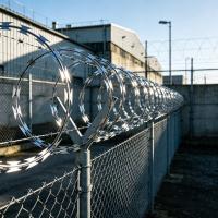 China Galvanized BTO-22 Barbed Razor Wire Single Coil Fence Roll Concertina Blade Razor Wire for sale